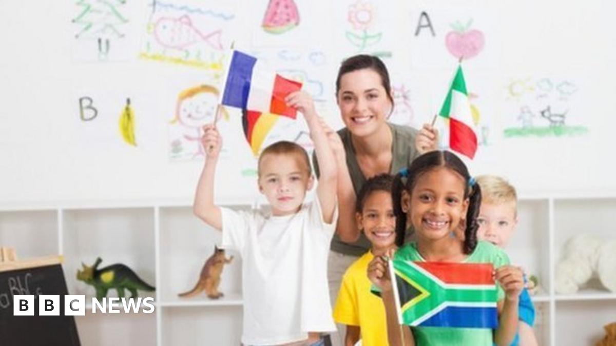 Bilingual children 'show advantage' in noisy classrooms - BBC News