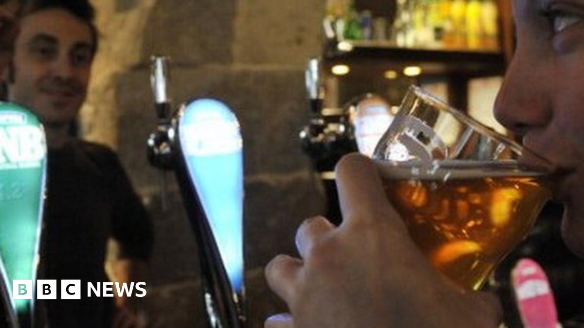 Teenage binge drinkers targeted under draft French law - BBC News