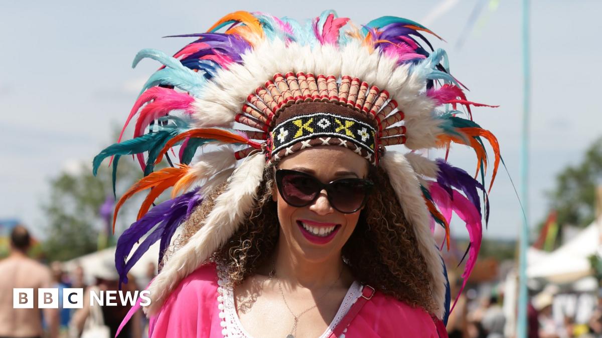 Is wearing a Native American headdress offensive? - BBC News