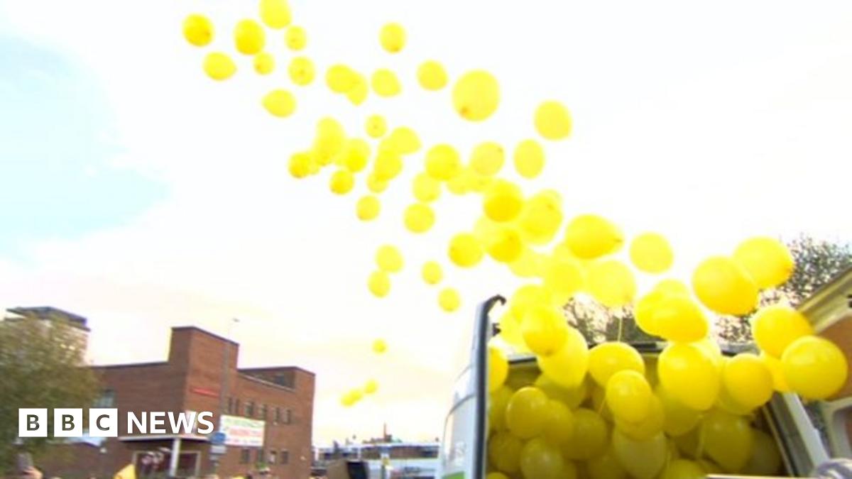 Alan Henning balloon release tribute and football match played - BBC News
