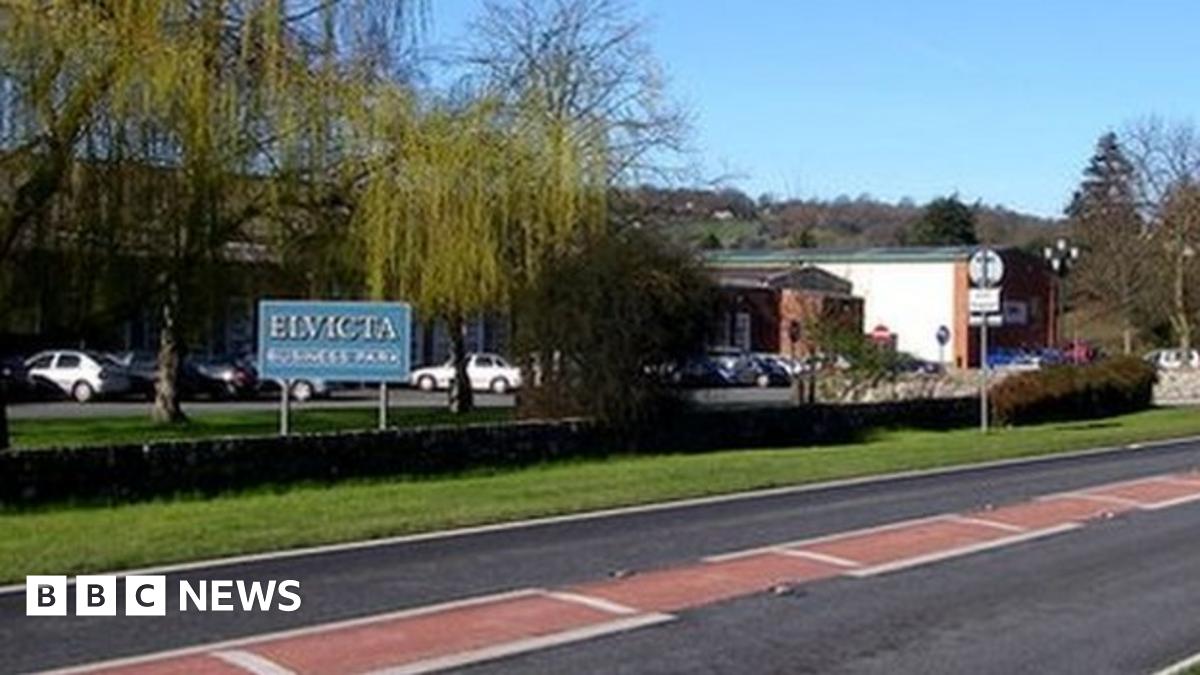 Driver, 22, dies after two-car crash on A40 in Powys - BBC News