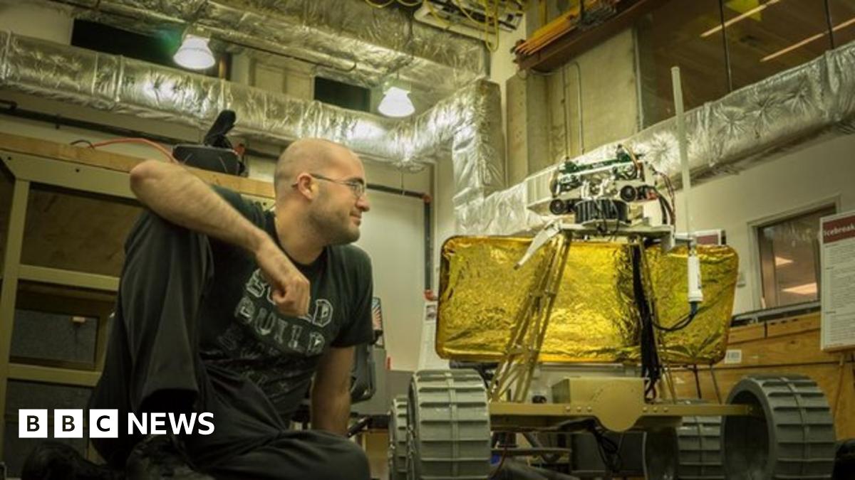 Robot will beam live Moon pictures to Oculus users - BBC News