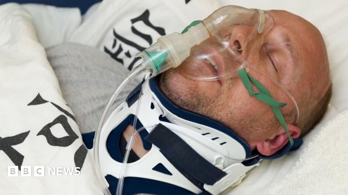 Conman Alan Knight jailed for four and a half years - BBC News