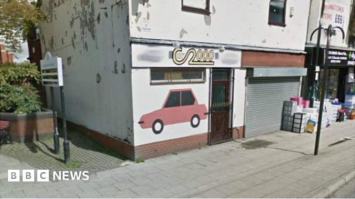 Rochdale cab firm allows passengers to choose driver's colour - BBC News