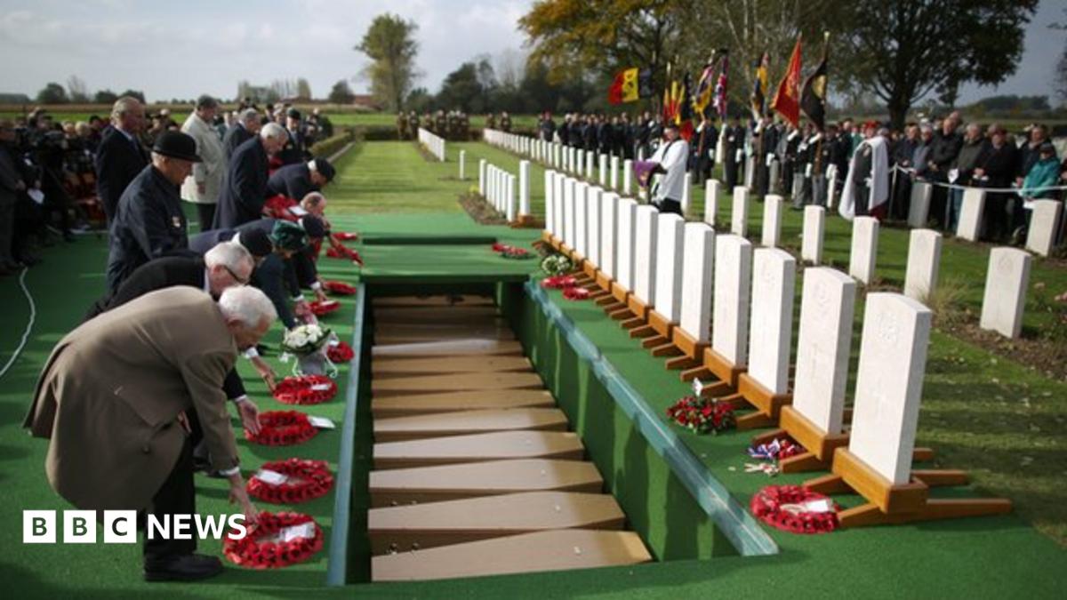 WW1 British soldiers' remains reinterred 100 years after death - BBC News