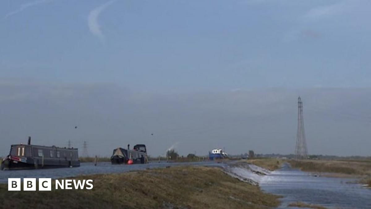 Trains disrupted between Norwich and Lowestoft due to flooding - BBC News