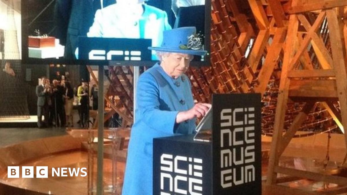 The Queen sends first tweet to launch Science Museum gallery - BBC News