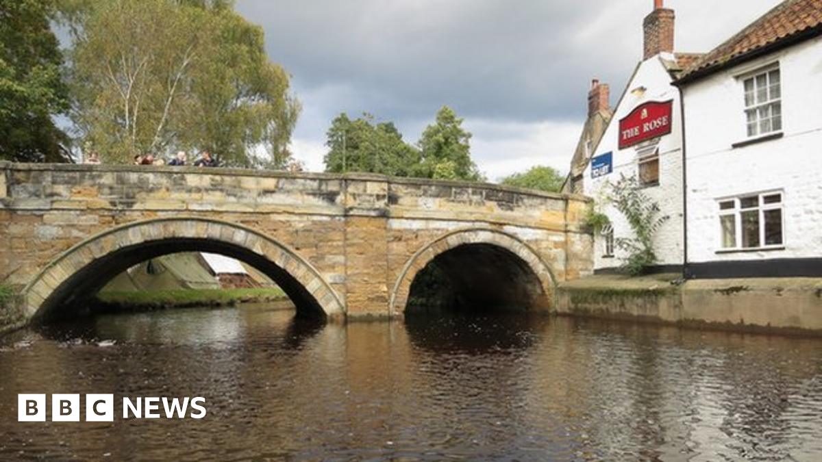 Weather delays Pickering flood defence scheme - BBC News