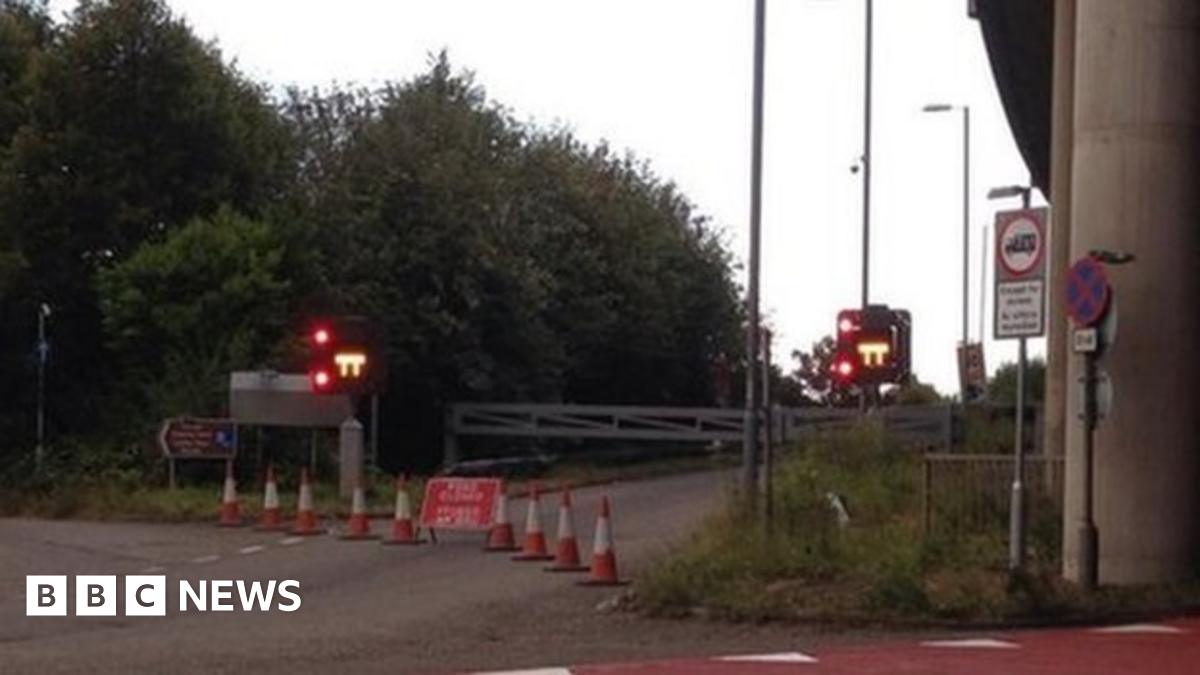 200 attend meeting over M4 junction 41 Port Talbot closure - BBC News