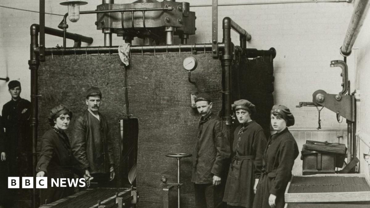 Essex men and women in explosive work at gunpowder mills - BBC News