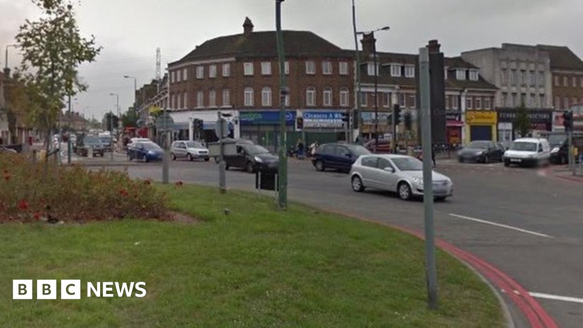Teenager stabbed on bus in Sutton - BBC News