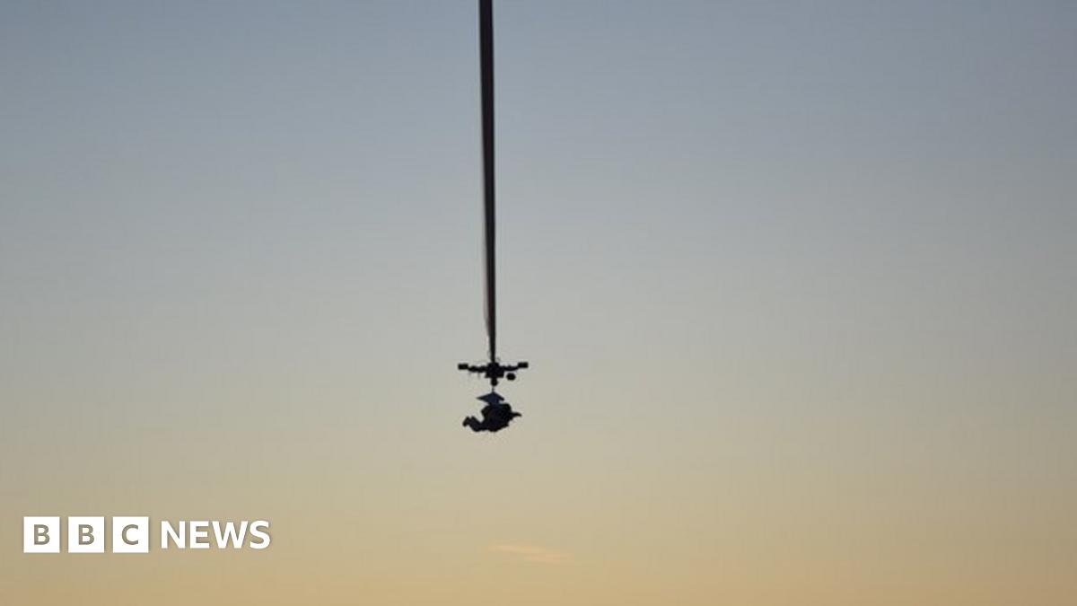 Google's Alan Eustace beats Baumgartner's skydiving record - BBC News