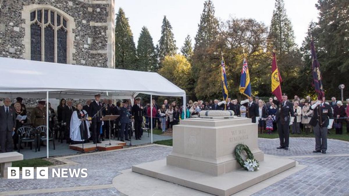 New memorial for Woldingham village's war dead unveiled - BBC News