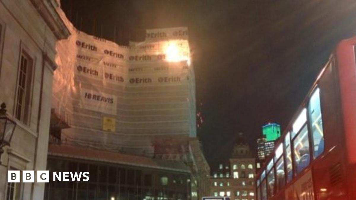Fire at building site near London Bridge - BBC News
