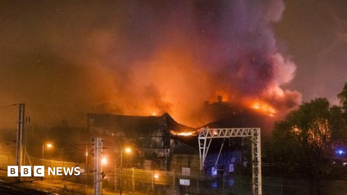 Crews still at scene of major warehouse fire in Glasgow - BBC News