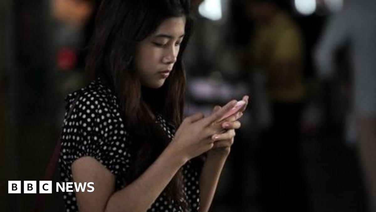 Samaritans app monitors Twitter feeds for suicide warnings - BBC News