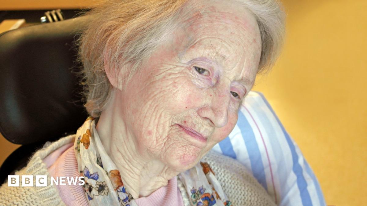Dementia is leading cause of death for women - BBC News