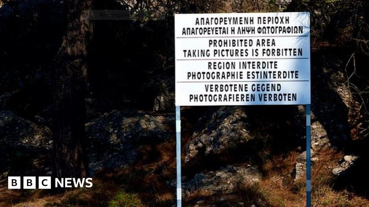 'Rihgt' road signs: Your pictures of badly spelt road signs - BBC News