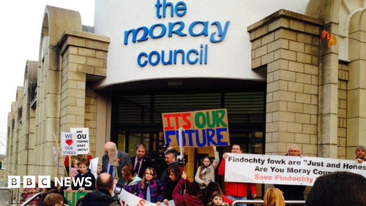 Protest over Findochty primary school merger plan - BBC News