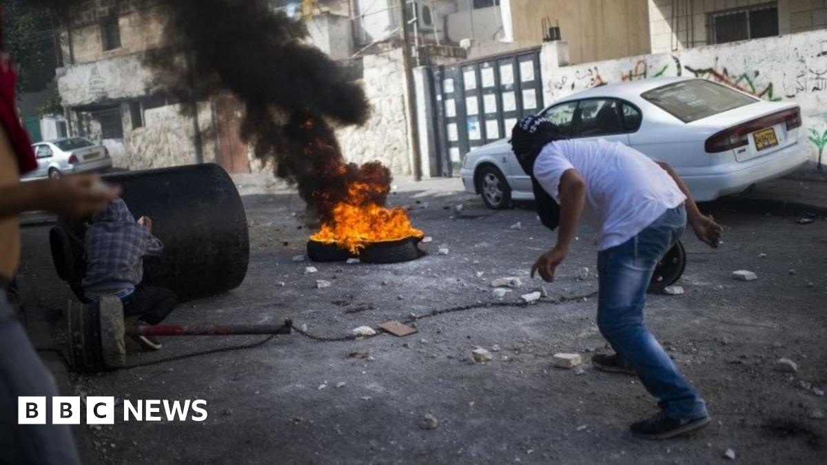 Jerusalem holy site closure 'declaration of war' - Abbas - BBC News