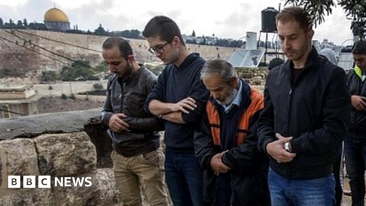 Jerusalem holy site is reopened amid tension - BBC News