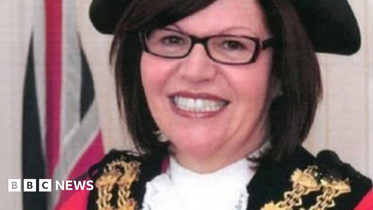 Mayor of Bury's gold chains stolen by hammer attacker - BBC News