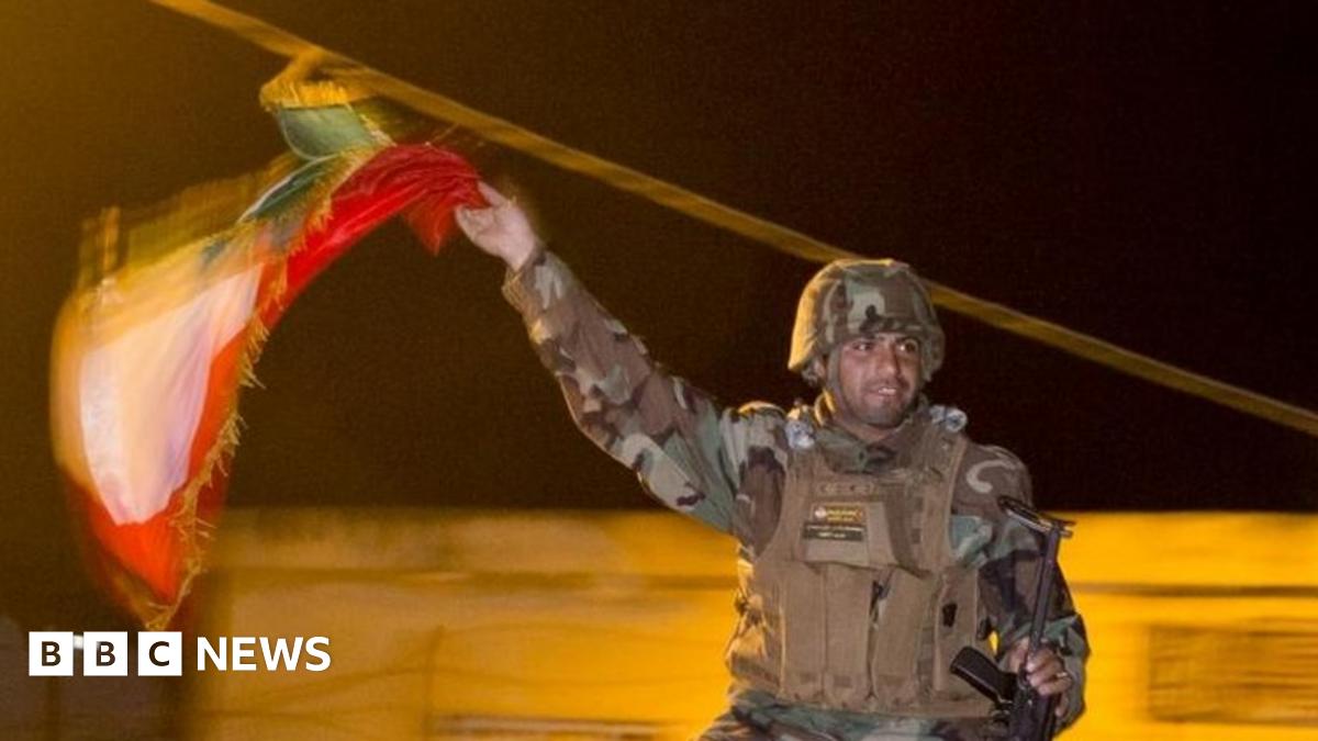Syria IS: Iraqi Kurdish Peshmerga forces 'cross into Kobane' - BBC News