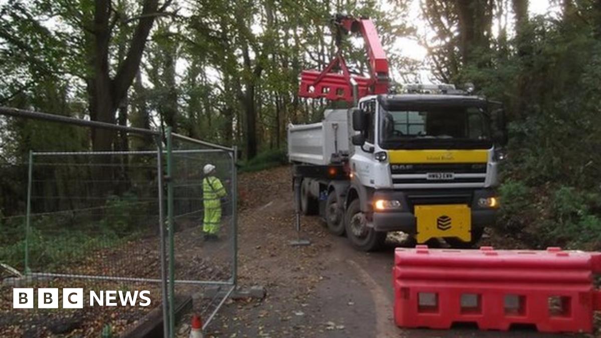 Undercliff Drive landslip road access recommended - BBC News