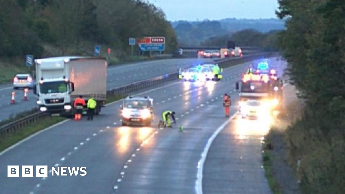 Lorry driver hit and killed on M5 near Taunton - BBC News