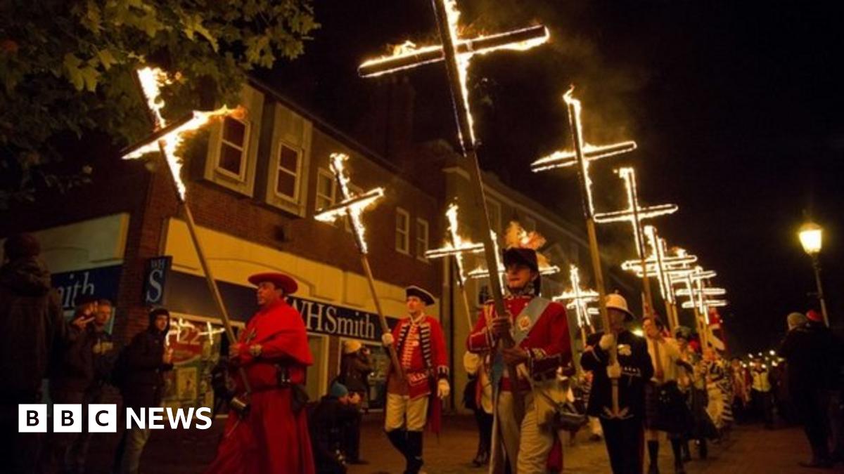 Lewes holds largest bonfire celebration - BBC News