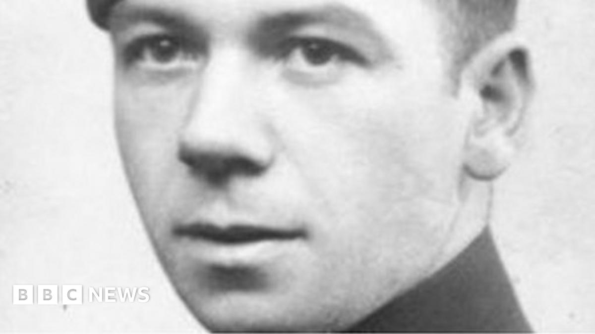 Bombardier Robert Key: WW2 grenade hero is honoured - BBC News