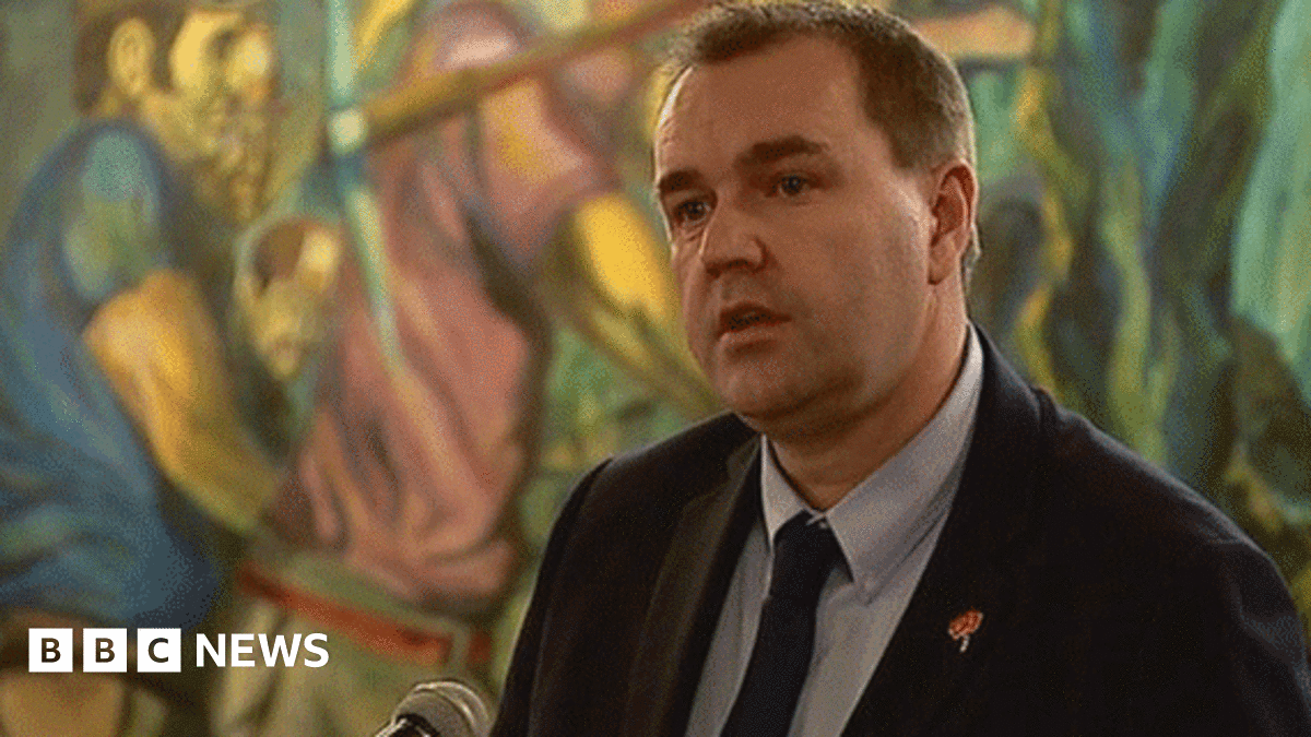 Neil Findlay launches Labour leadership bid - BBC News