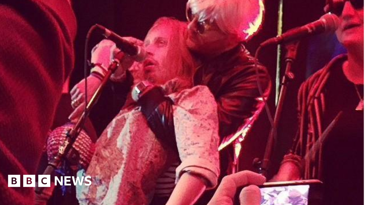 Macaulay Culkin is not dead, he poses 'lifeless' to prove it - BBC News