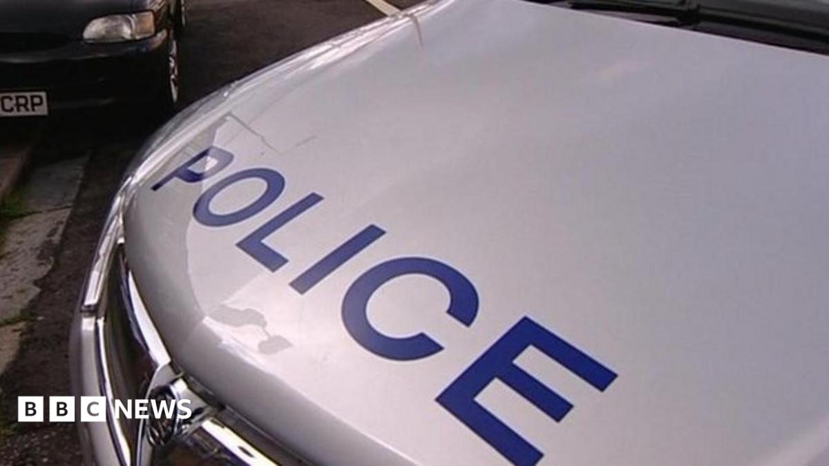 M3 closed after passenger dies in crash near Winchester - BBC News