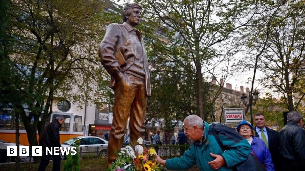 Georgi Markov: Bulgaria inaugurates statue to dissident - BBC News