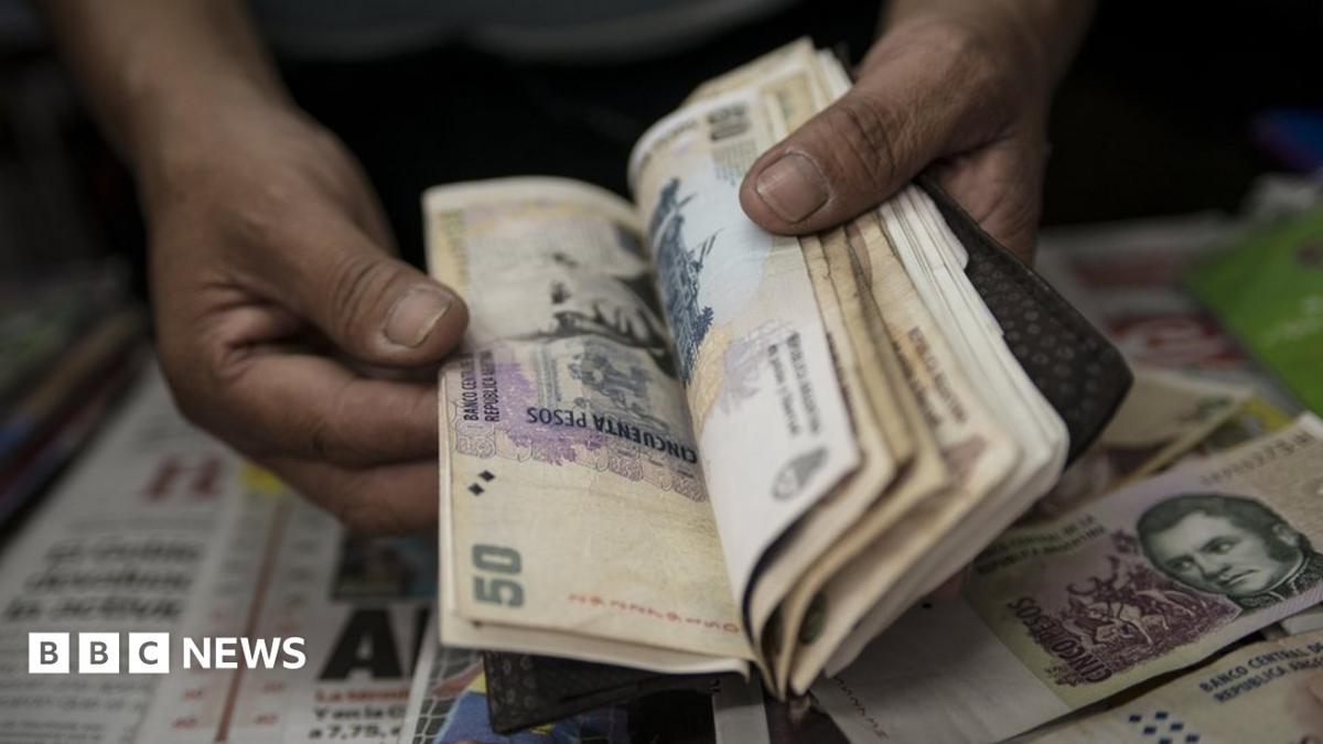 Argentina raids banks and financial houses - BBC News