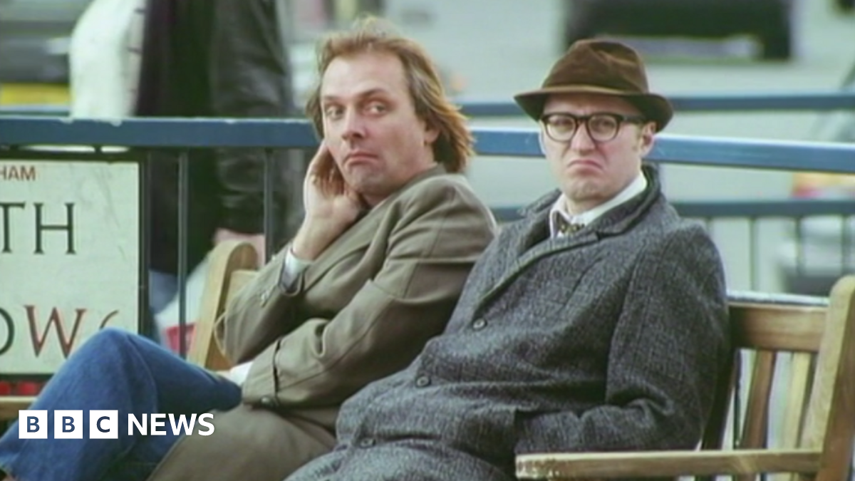 Rik Mayall 'Bottom' bench unveiled in Hammersmith - BBC News