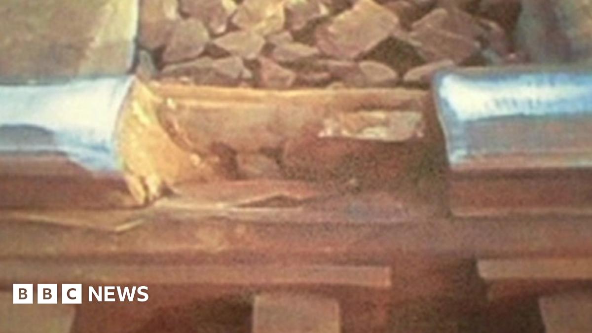 Report highlights East Coast Mainline rail crack problem - BBC News