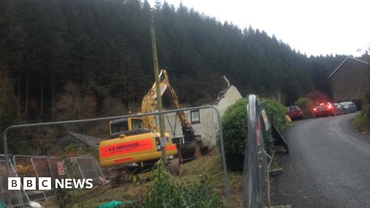 April Jones: Work starts on razing Mark Bridger's house - BBC News