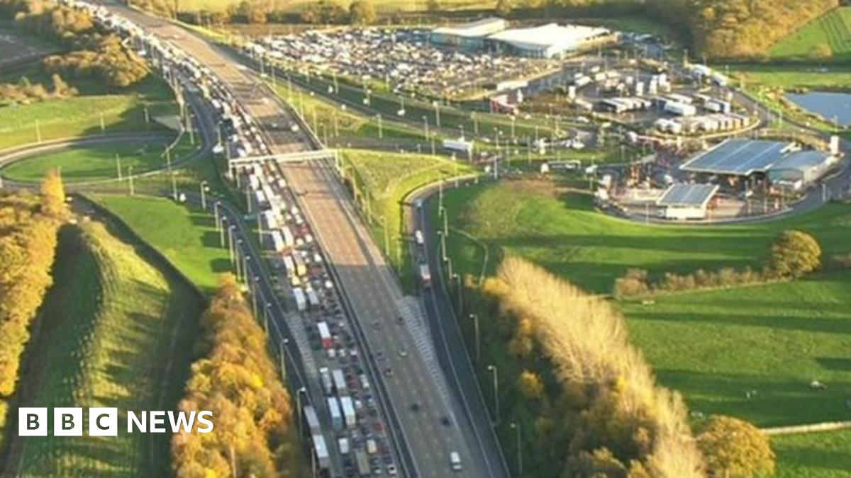 M25 reopens after pothole collapse causes day-long closure - BBC News