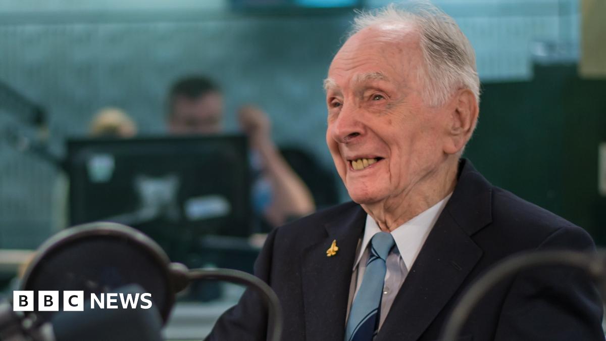 Eric 'Winkle' Brown: The man who seemed not to notice danger - BBC News