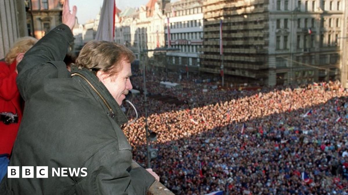 Czech Republic Slovakia: Velvet Revolution at 25 - BBC News