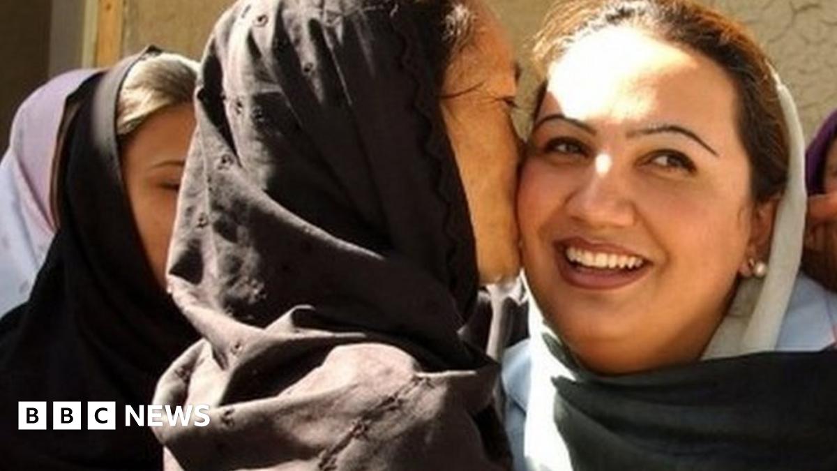 Afghan women hold historic talks with the Taliban - BBC News