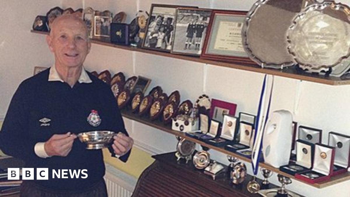 Referee Brian Stevens, 75, takes charge of 3,003rd match - BBC News