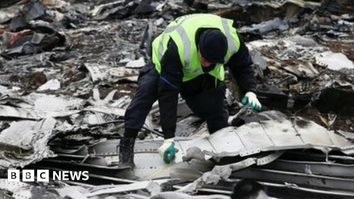 MH17 flight investigators remove crucial debris - BBC News