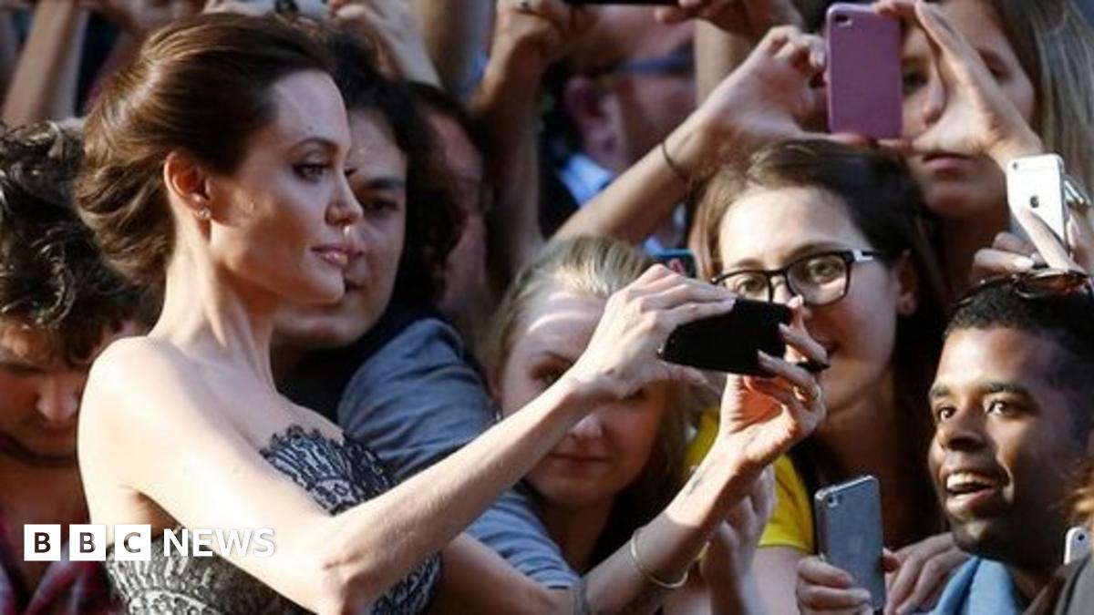 Day in pictures: 17 November 2014 - BBC News