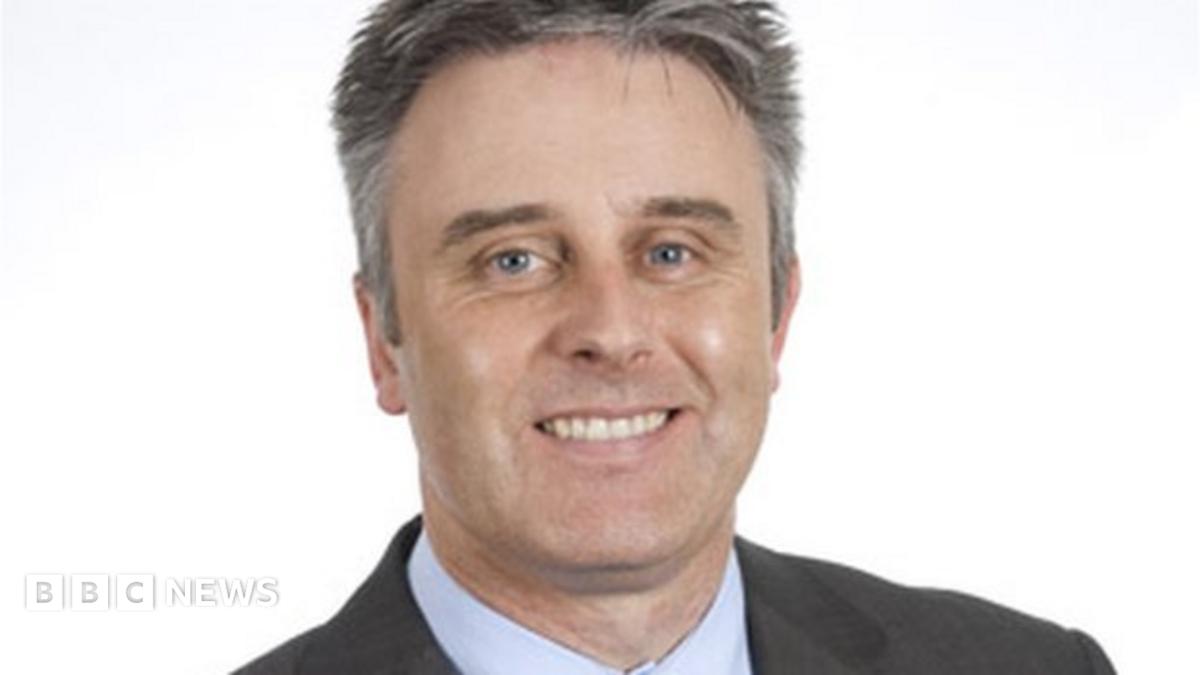 Yorkshire ambulance chief executive David Whiting resigns - BBC News