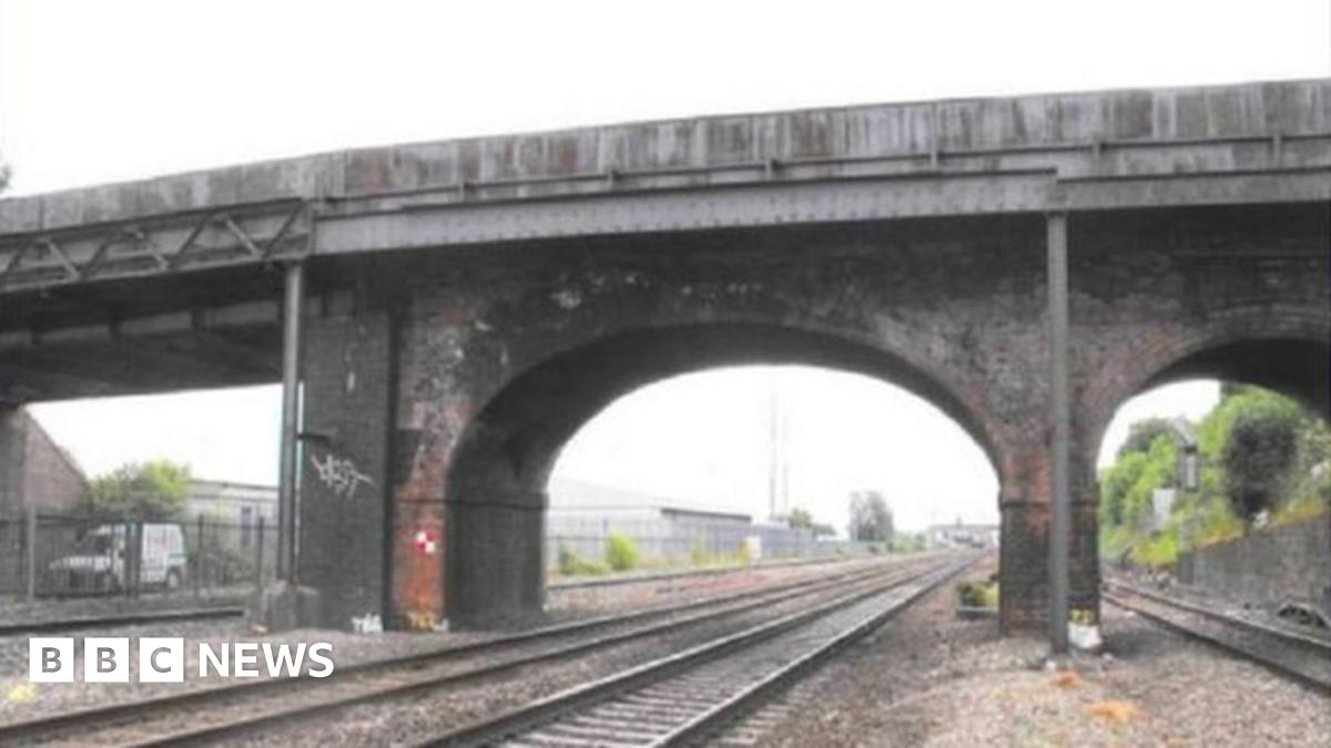 Didcot traffic lights removed after travel chaos - BBC News