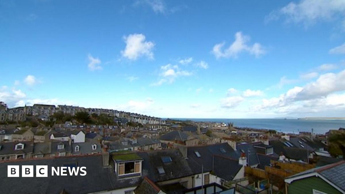 Call for extra council tax on Cornwall's second homes - BBC News