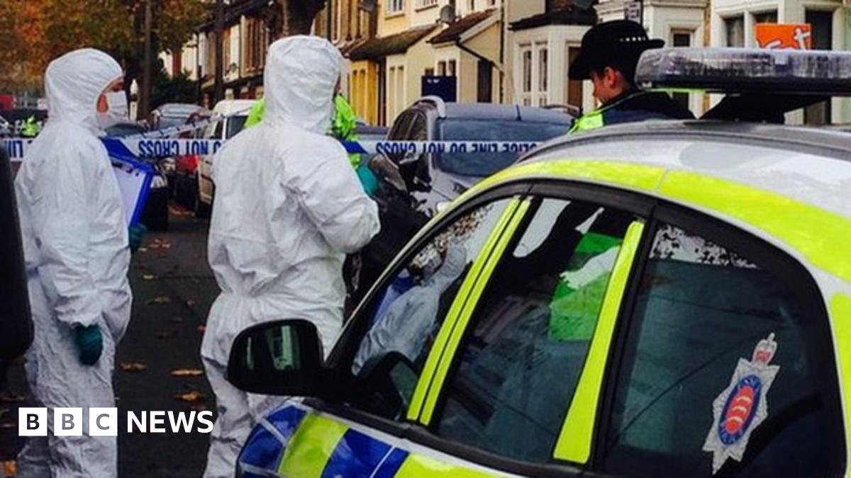 Southend murder probe after stabbing victim dies - BBC News
